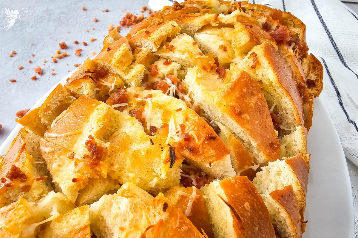 The Cheesy Bacon Bread That Will Steal the Show at Any Party!