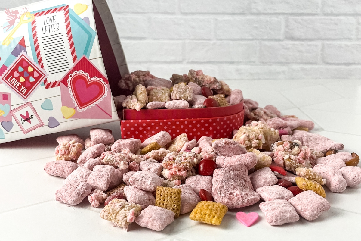 Cupid's Crunch: Easy Valentine's Strawberry Snack Mix That Steals Hearts