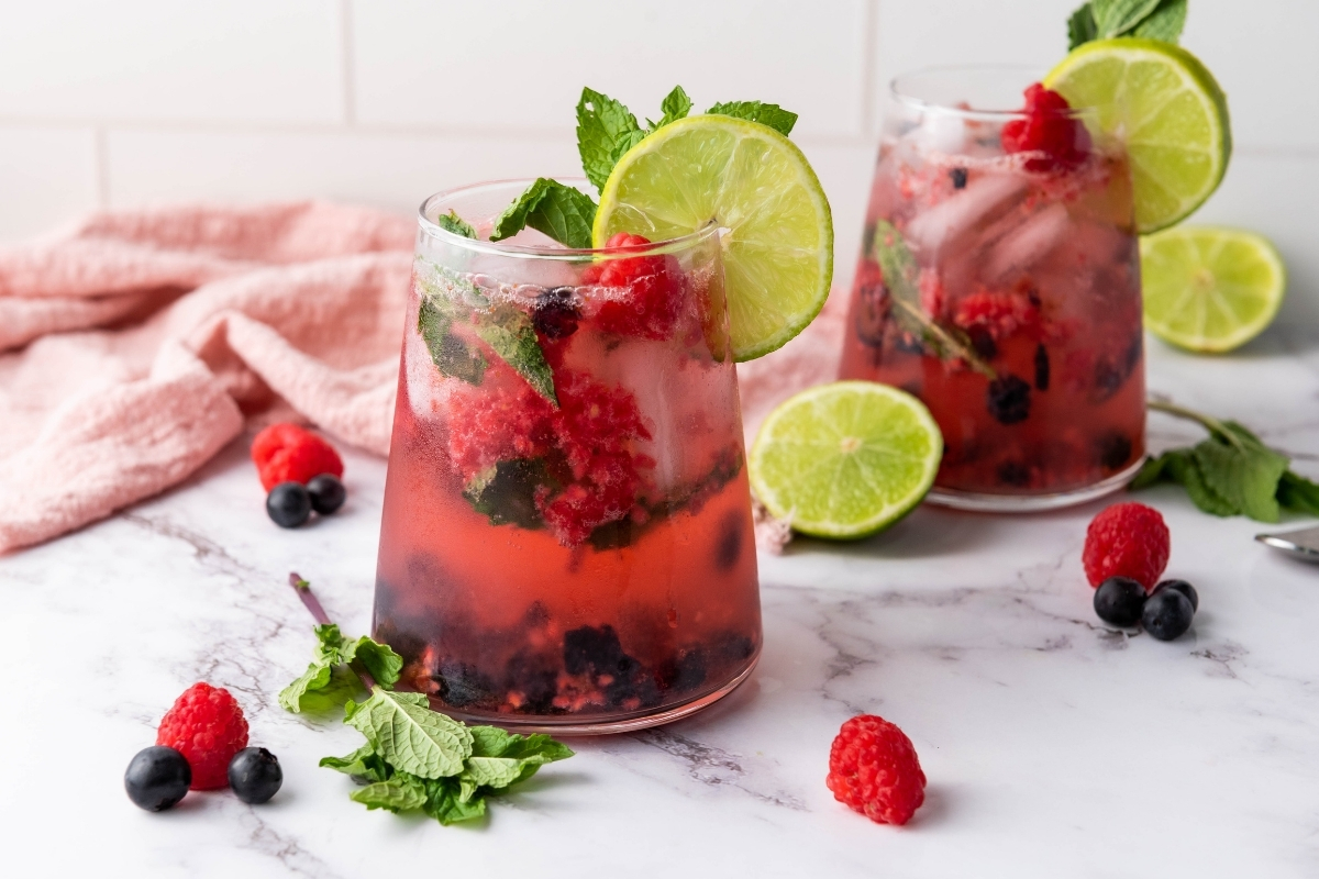 Refreshing Blueberry Raspberry Mint Summer Mocktail: Quick Non ...