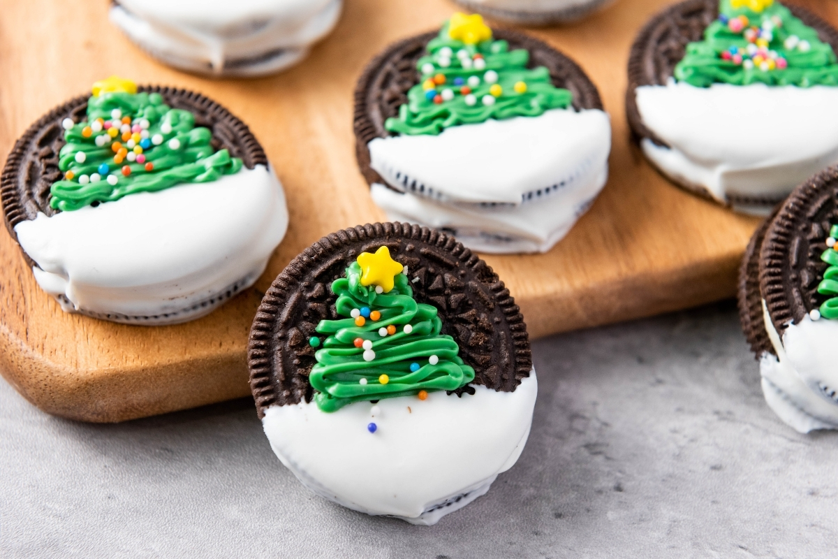 Quick & Cute Christmas Tree Oreos for Holiday Parties & Cookie Exchanges